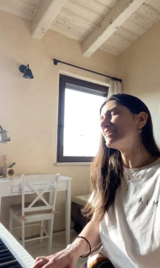 Dove vive Elisa: la casa della cantante nel verde e con soffitti alti