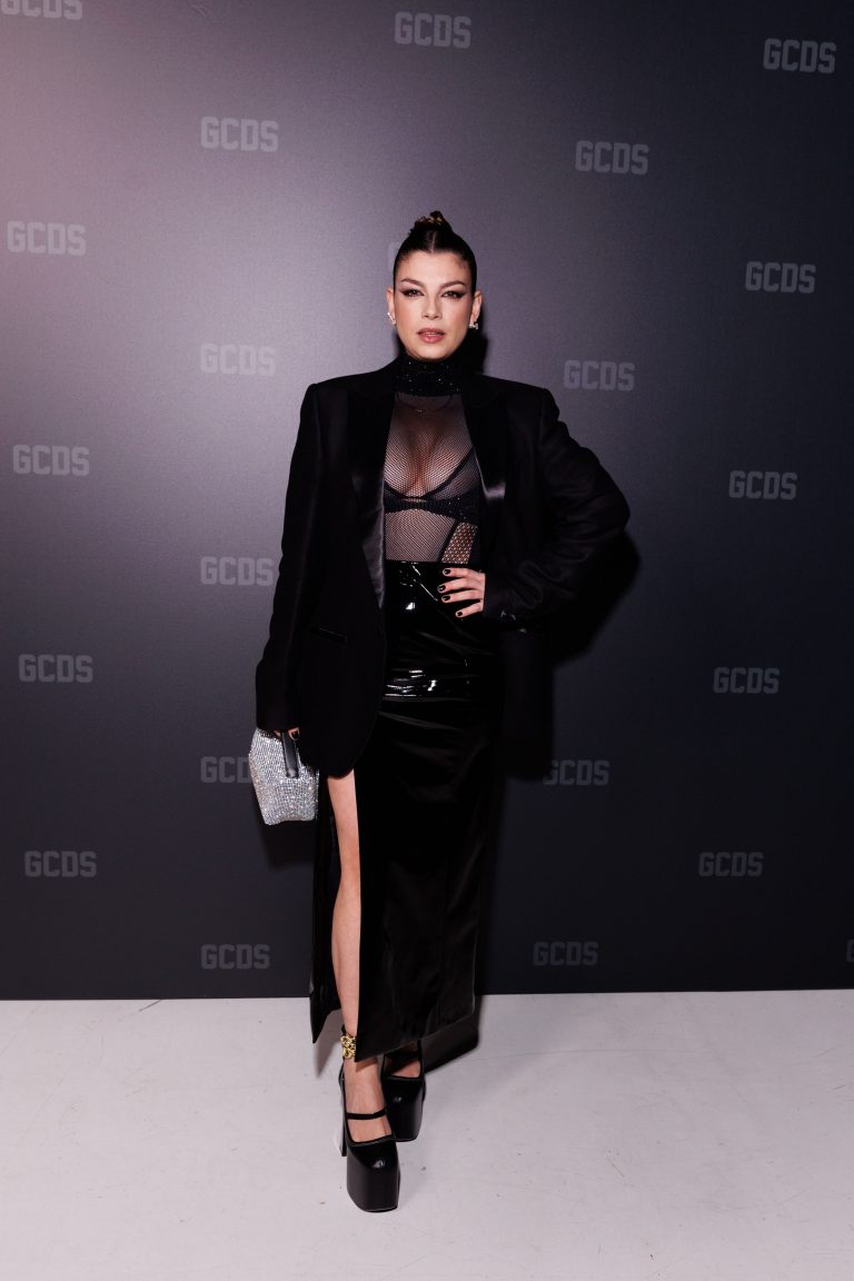 Emma Marrone alle sfilate di Milano: è una dark lady con il top a rete