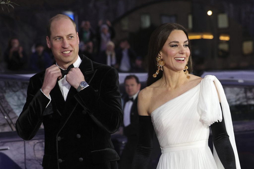 Kate Middleton ruba la scena ai Bafta 2023 con l'abito monospalla e i guanti da diva