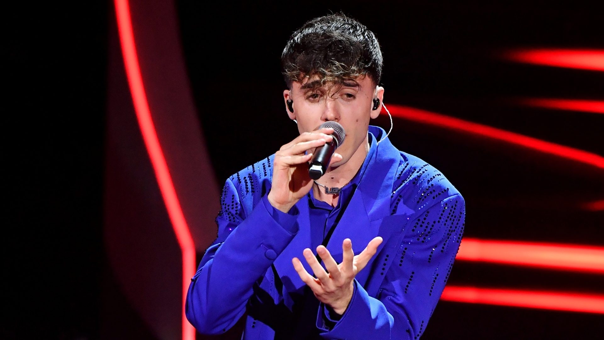 LDA debutta a Sanremo 2023, col dettaglio nascosto nel look celebra se ...