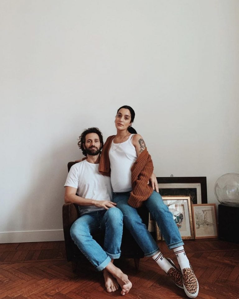 Dove vive Levante: la casa a Milano con pareti floreali e arredi di design