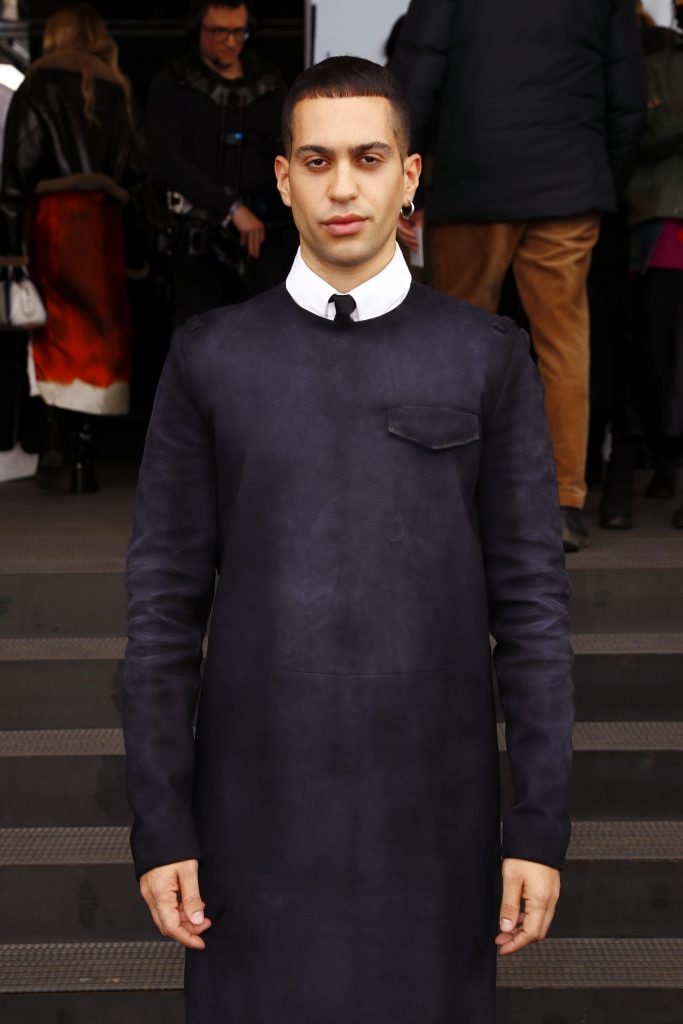 Mahmood alle sfilate di Milano dice addio ai baffi e indossa l'abito ...