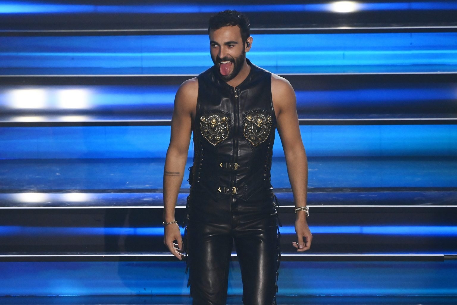 Marco Mengoni omaggia Gianni Versace a Sanremo: il completo ha trent ...