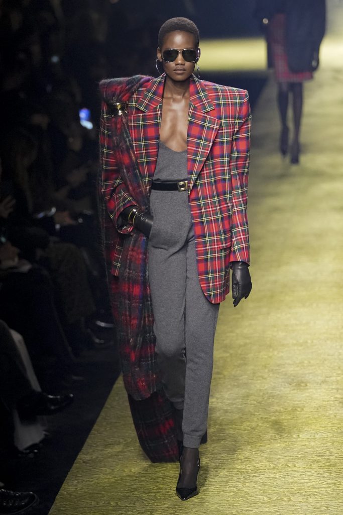 Saint Laurent, le donne e il potere: a Parigi sfilano gli anni Ottanta