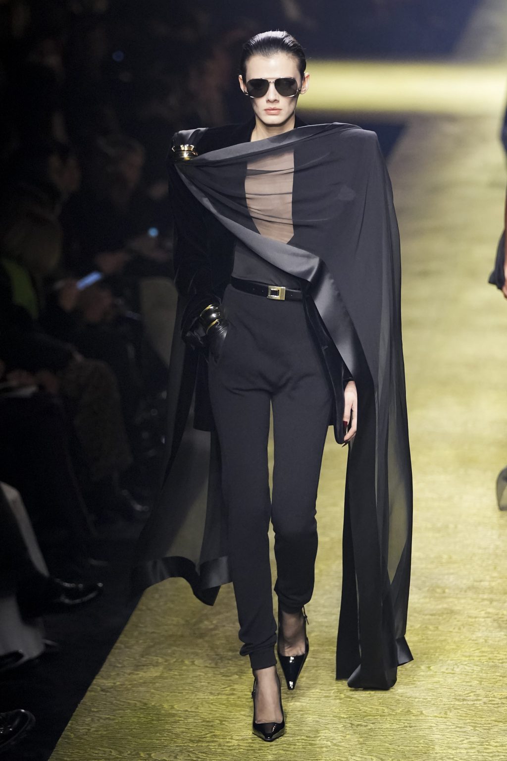 Saint Laurent, le donne e il potere: a Parigi sfilano gli anni Ottanta