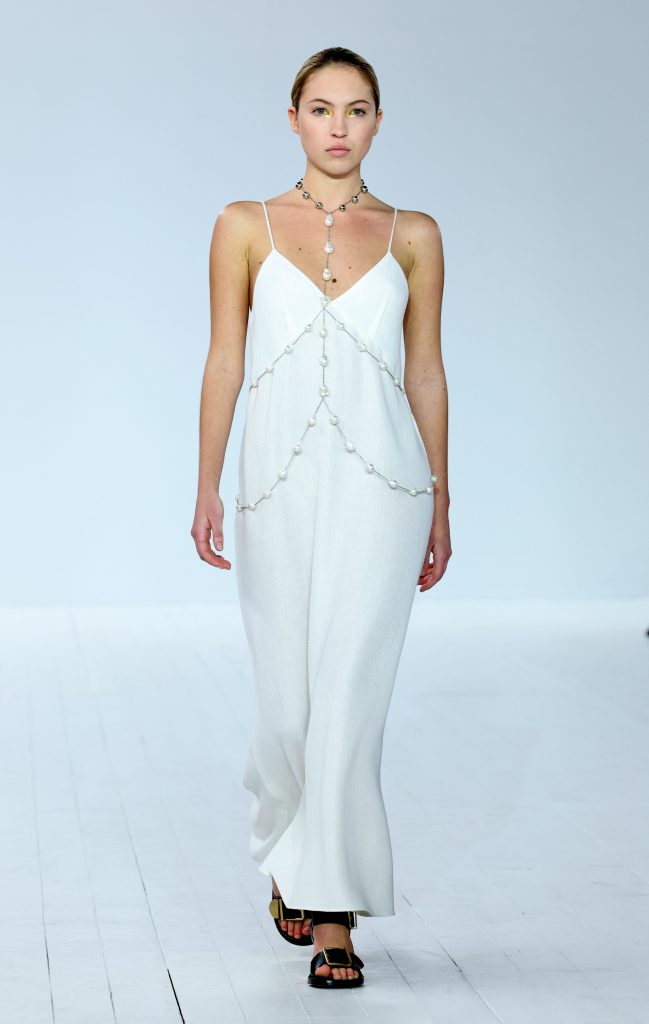 Lila Moss sfila a Parigi: l'abito sottoveste nasconde un omaggio alla ...