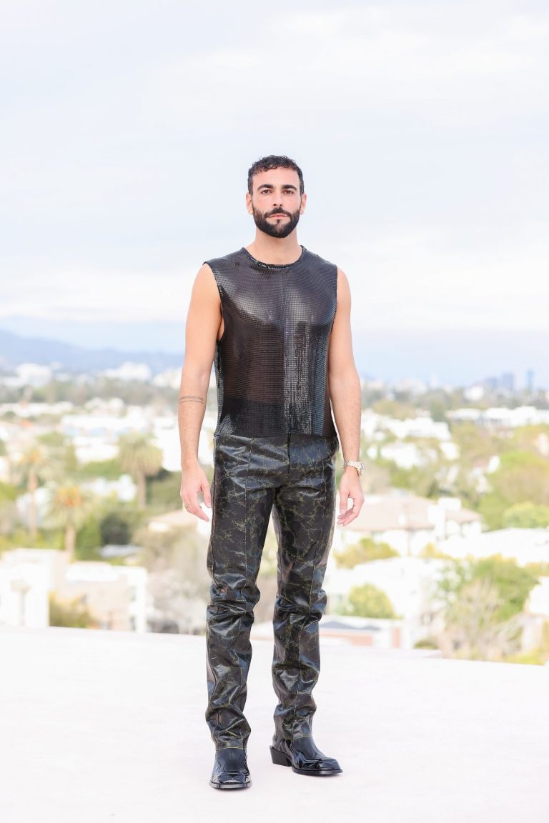 Marco Mengoni vola a Los Angeles: alla sfilata Versace è dark ma con la ...