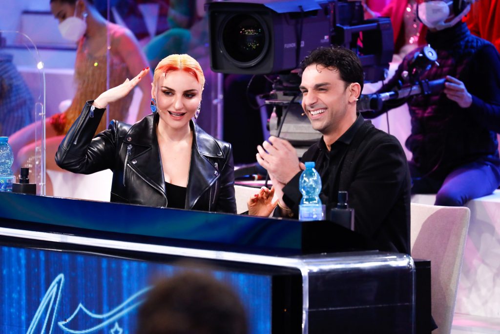 Arisa al serale di Amici 22 coi capelli bicolore: "Ho fatto proprio il taglio da gallina"