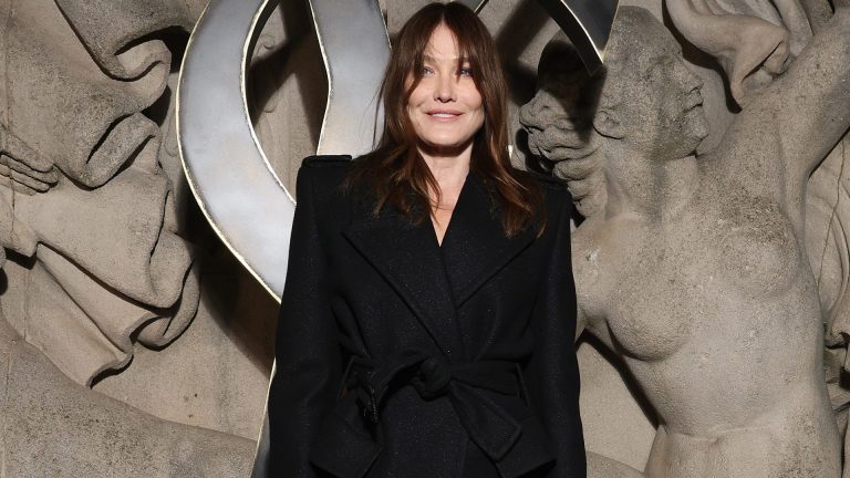 Carla Bruni in versione rockstar rifatta alle sfilate di Parigi (FOTO)