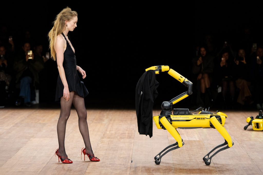 Cani robot e borse di meteoriti: perché la sfilata di Coperni a Parigi ...