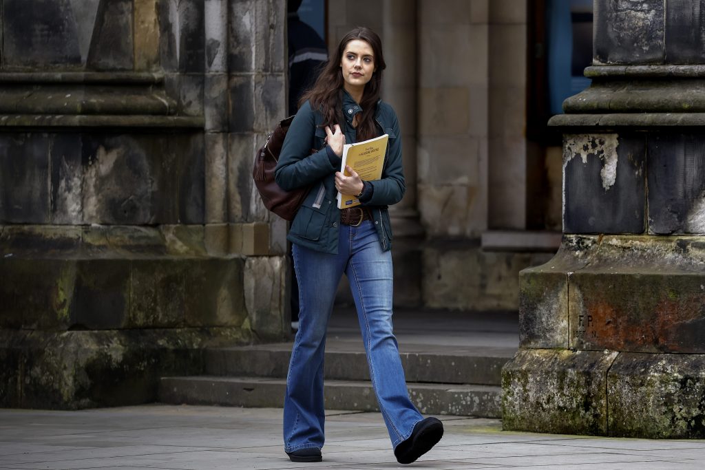 The Crown 6, arrivano William e Kate: le prime foto con i jeans a zampa ...