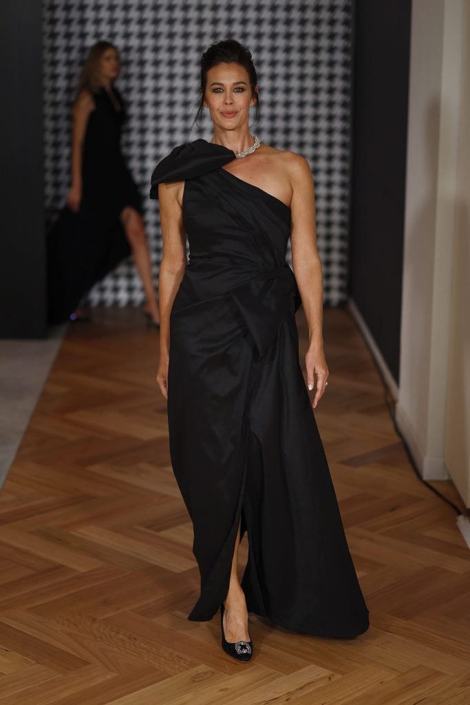 Megan Gale torna in passerella dopo 15 anni: com'è oggi la modella ...