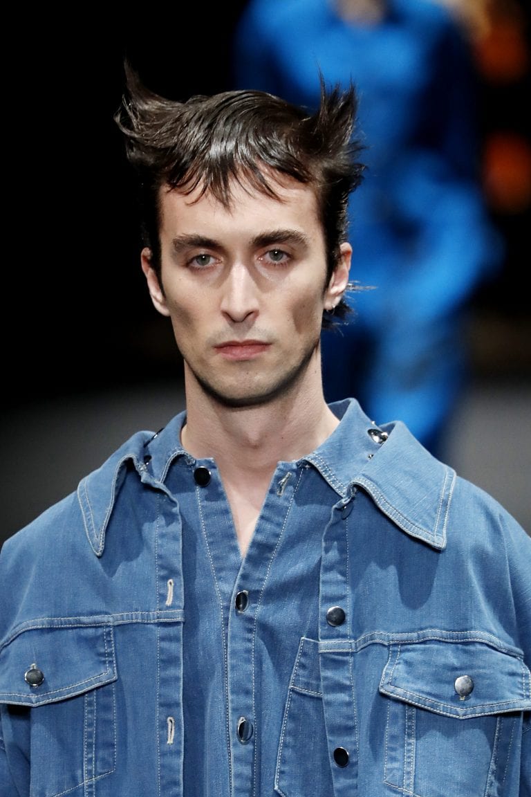 Mattia Stanga da tiktoker a modello: sfila in passerella con i capelli punk