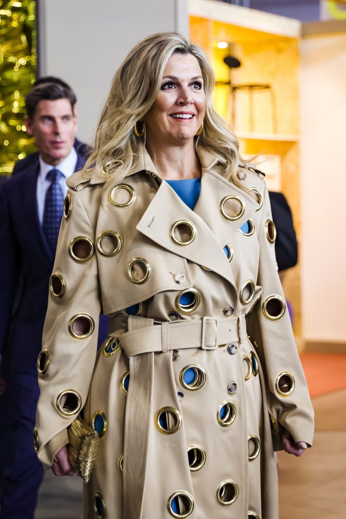 Maxima d'Olanda arriva a Milano: col trench "bucato" è regina di stile ...