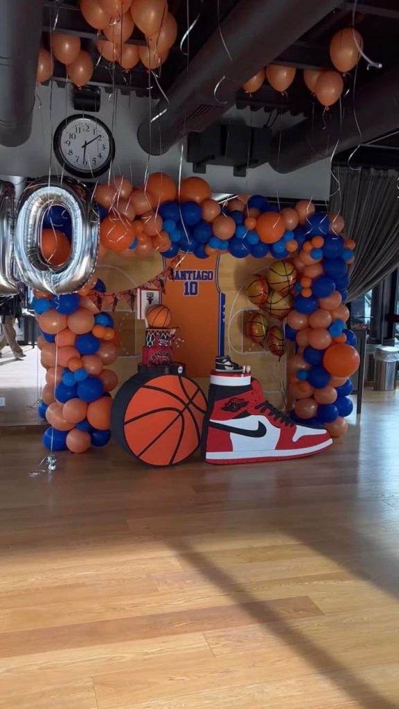 Il secondo compleanno di Santiago De Martino: la festa a tema basket ...