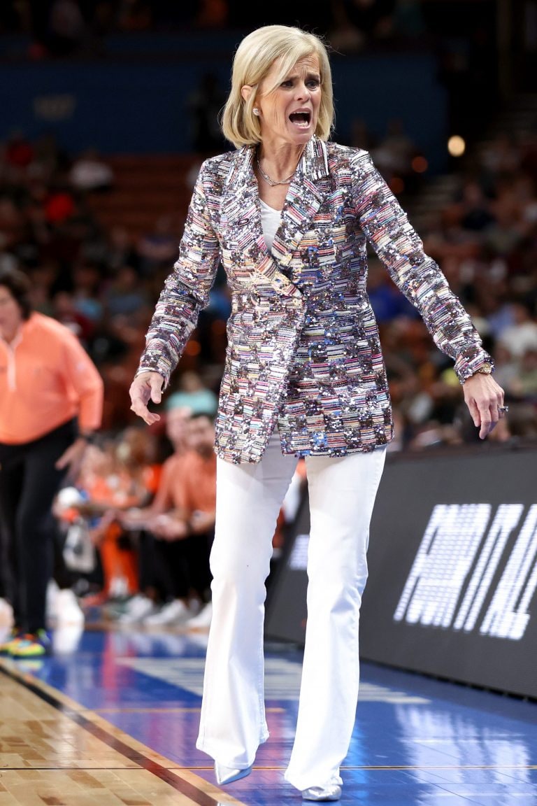 A bordo campo vestita di fiori: chi è Kim Mulkey, l'allenatrice di ...