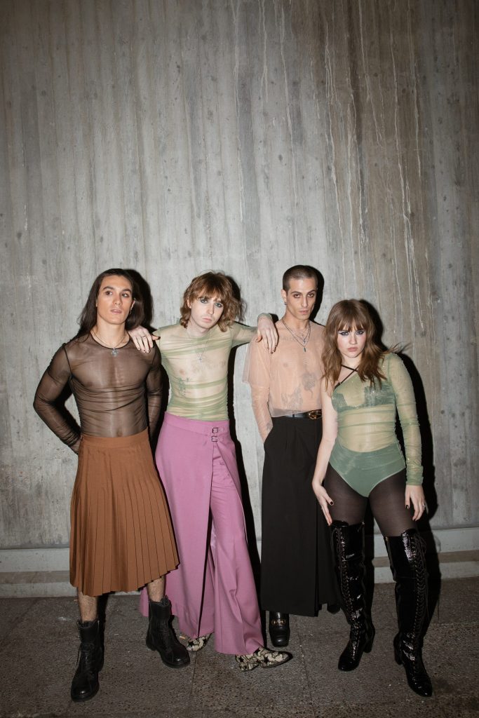 No, Ethan dei Maneskin non ha tagliato i capelli a zero: la sorpresa al concerto di Milano