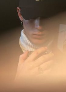 No, Ethan dei Maneskin non ha tagliato i capelli a zero: la sorpresa al concerto di Milano