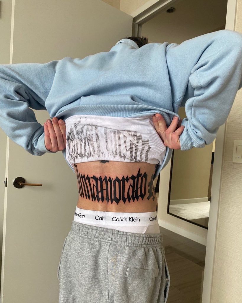 Blanco è Innamorato: il significato del look retrò per il duetto con Mina