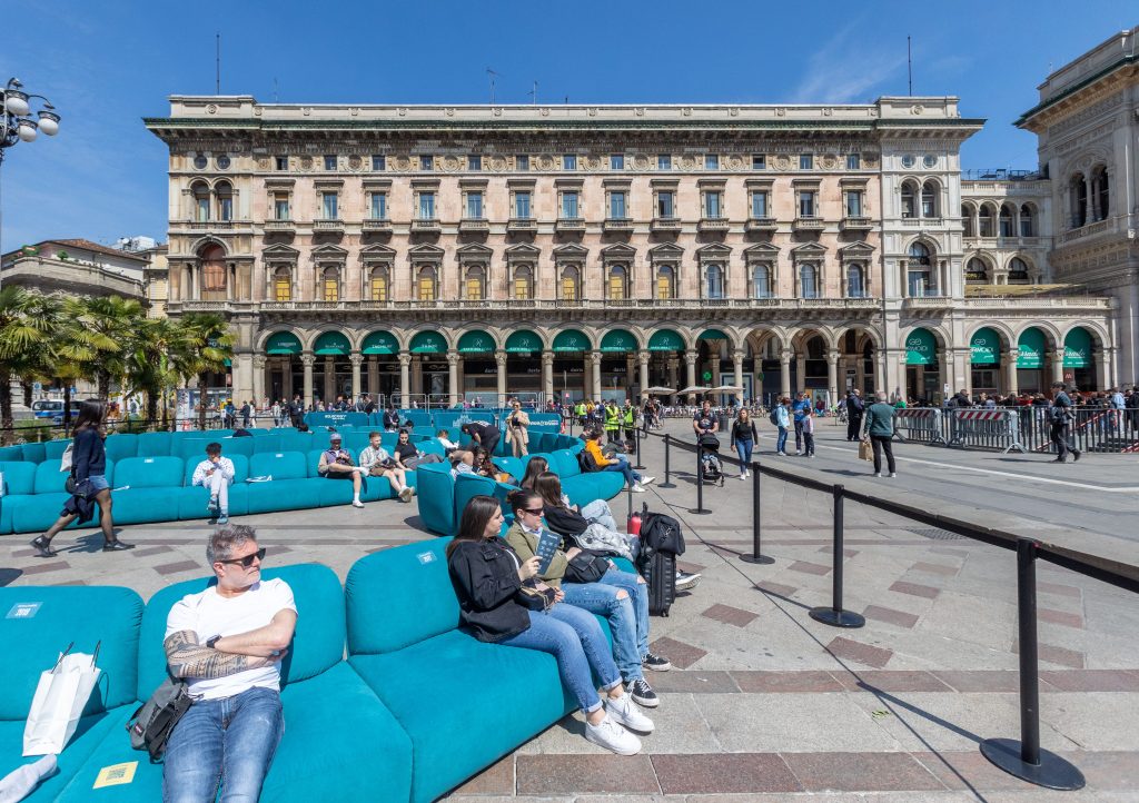 Milano Design Week, piazza Duomo diventa un salotto a cielo aperto con un divano di 70 metri