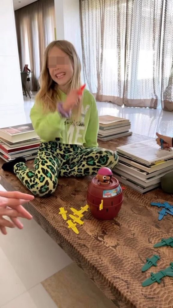 Isabel Totti regina trendy: gioca con le amichette con i leggings ...