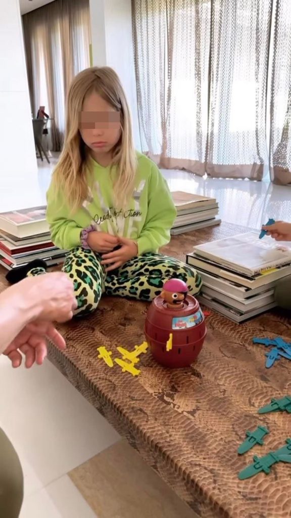 Isabel Totti regina trendy: gioca con le amichette con i leggings ...