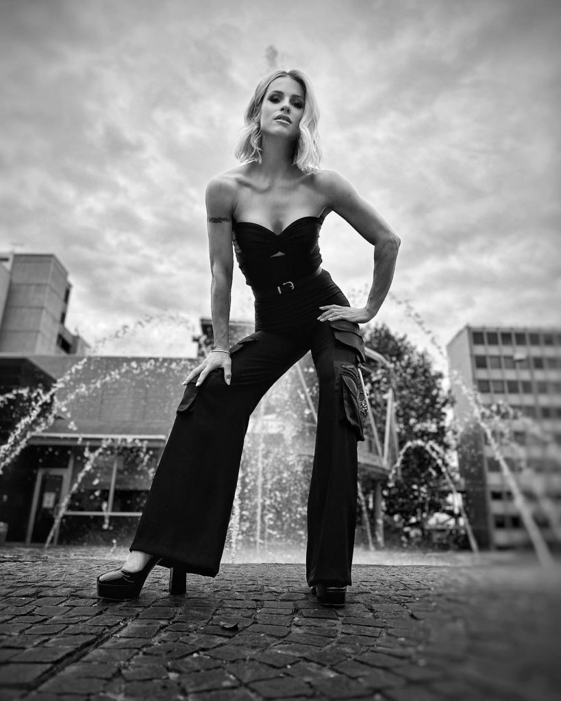 Michelle Hunziker pronta per Striscia la Notizia: è rock tra zeppe ...