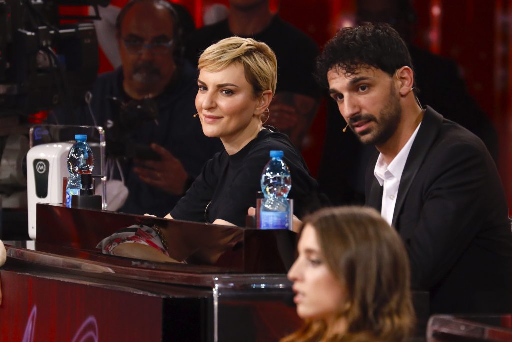 Arisa cambia stile alla semifinale di Amici 2023: addio abiti da sera, indossa la T-shirt oversize