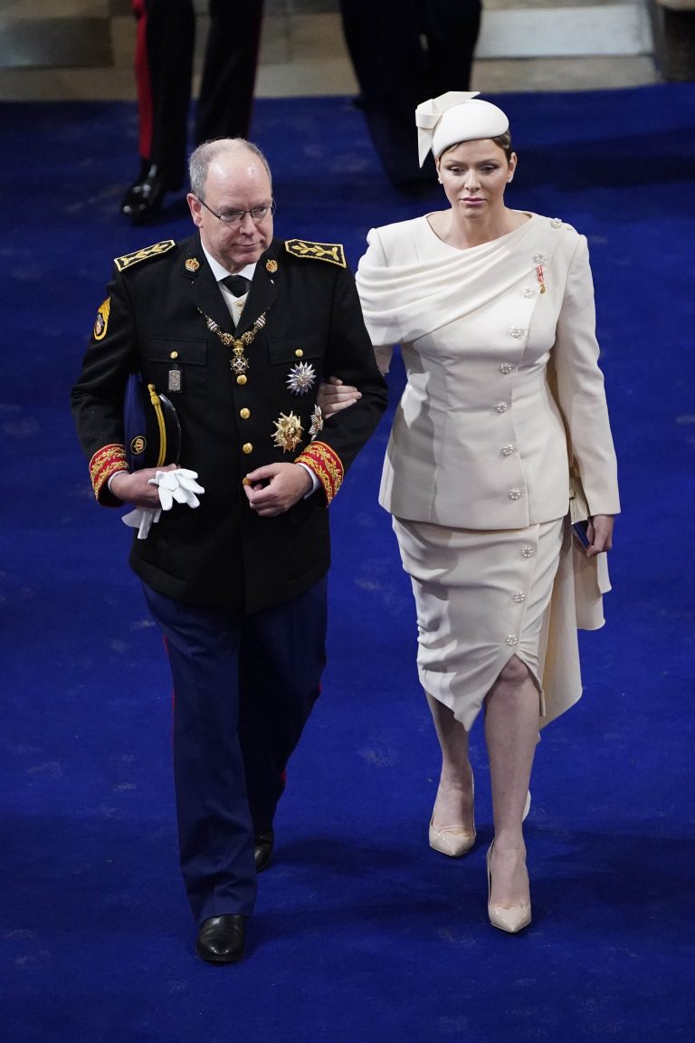 L'eleganza retrò di Charlene di Monaco: con la giacca 'drappeggiata ...