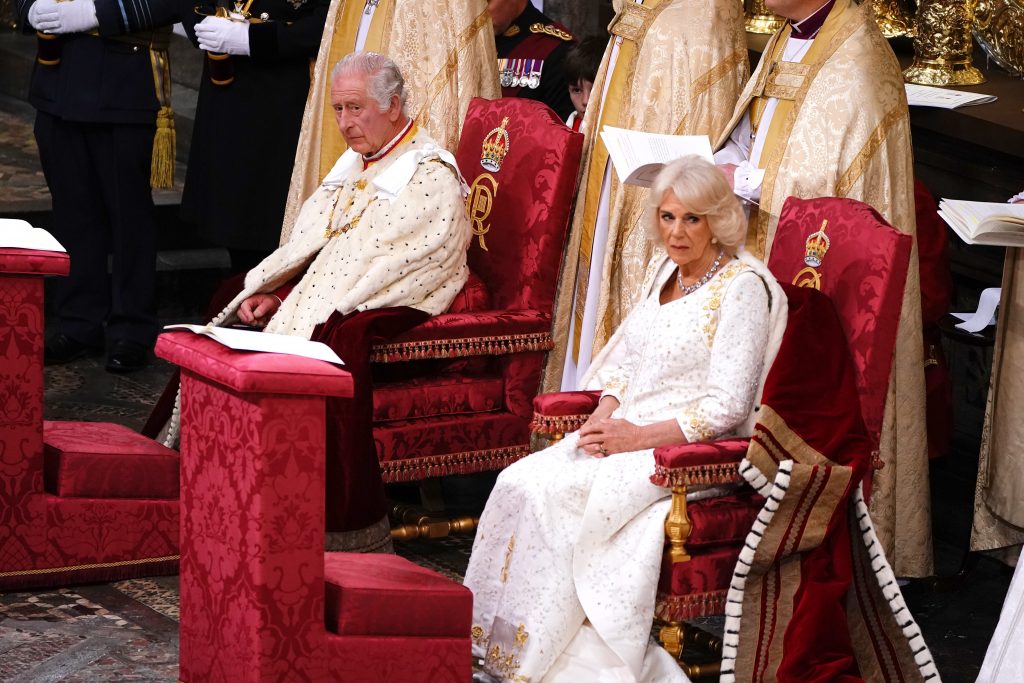 Camilla all'incoronazione con l'abito ricamato d'oro: i simboli indossati dalla nuova regina