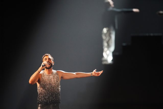 Marco Mengoni nella finale di Eurovision 2023 è glam rock con top di ...