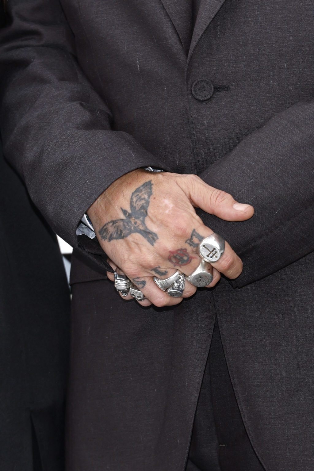 Johnny Depp a Cannes, il significato dei tatuaggi su mani e dita (e ...