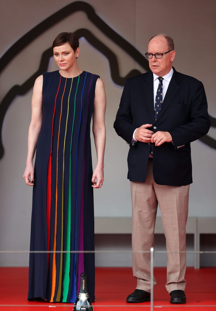Charlene di Monaco cambia look: capelli castani e abito arcobaleno (che ...