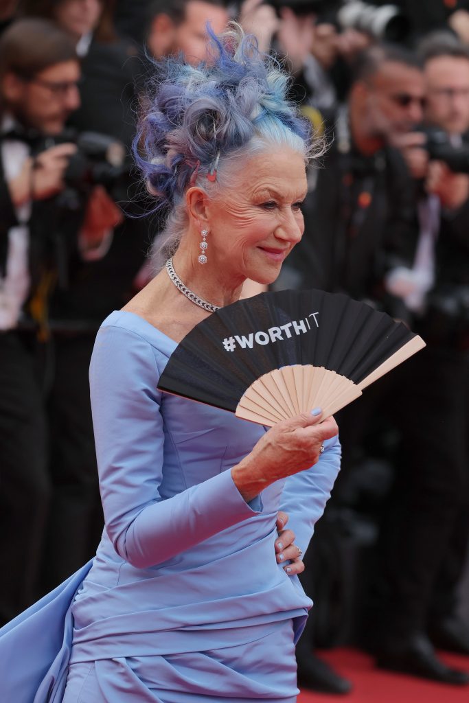Helen Mirren coi capelli blu a Cannes: una diva ribelle che se ne frega ...