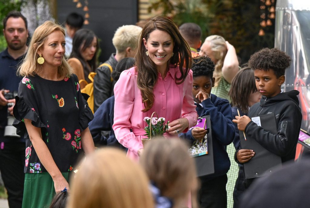 Kate Middleton in rosa: la scelta del colore è un omaggio alla regina ...