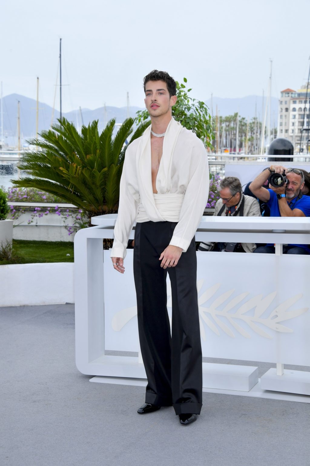 Manu Rios, da Élite a Cannes: con camicia aperta e diamanti è il vero ...