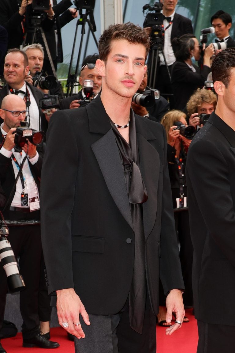 Manu Rios, da Élite a Cannes: con camicia aperta e diamanti è il vero ...