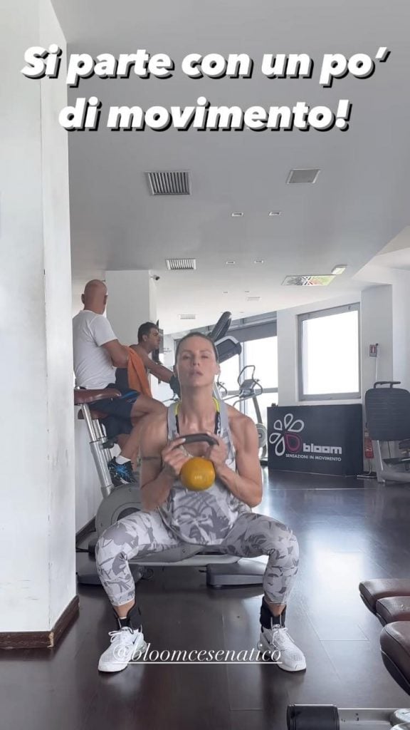 Michelle Hunziker si allena anche in vacanza: il workout in leggings ...