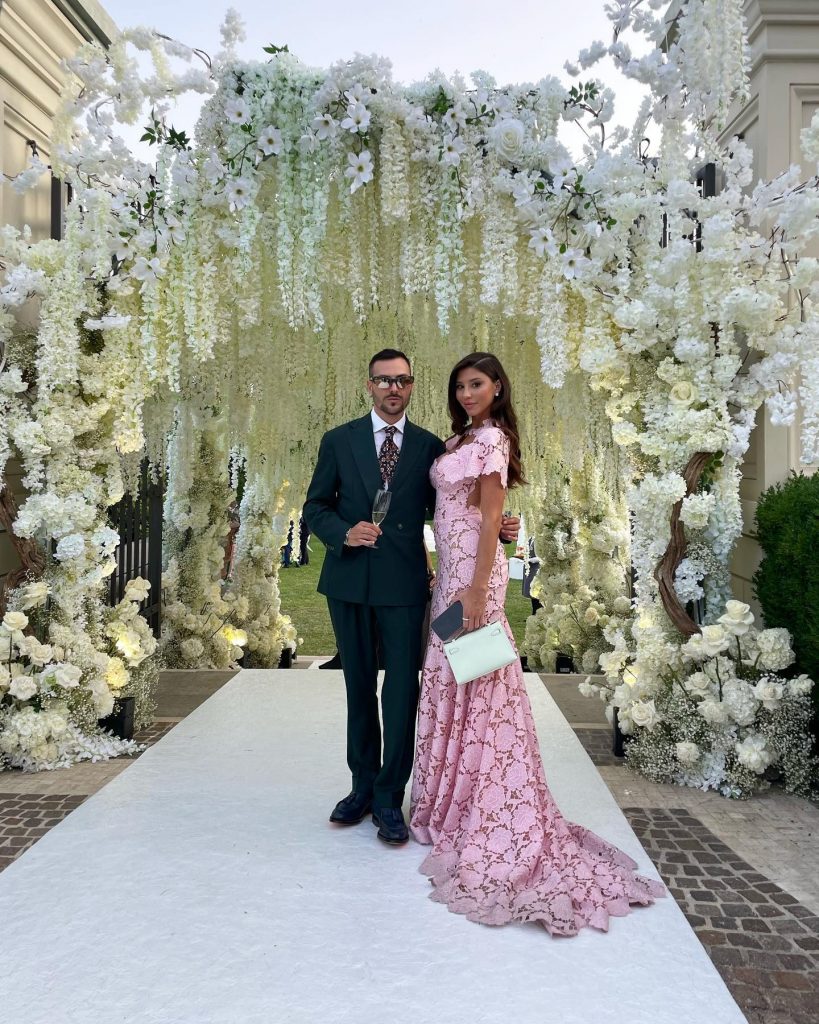 Angela Nasti in rosa al matrimonio della sorella Chiara: è testimone ...