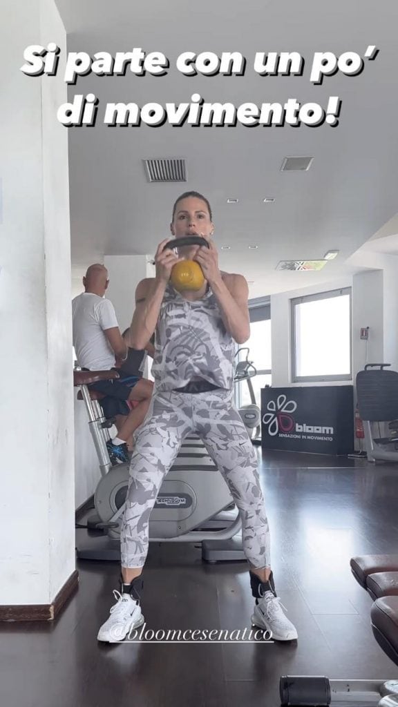 Michelle Hunziker si allena anche in vacanza: il workout in leggings ...