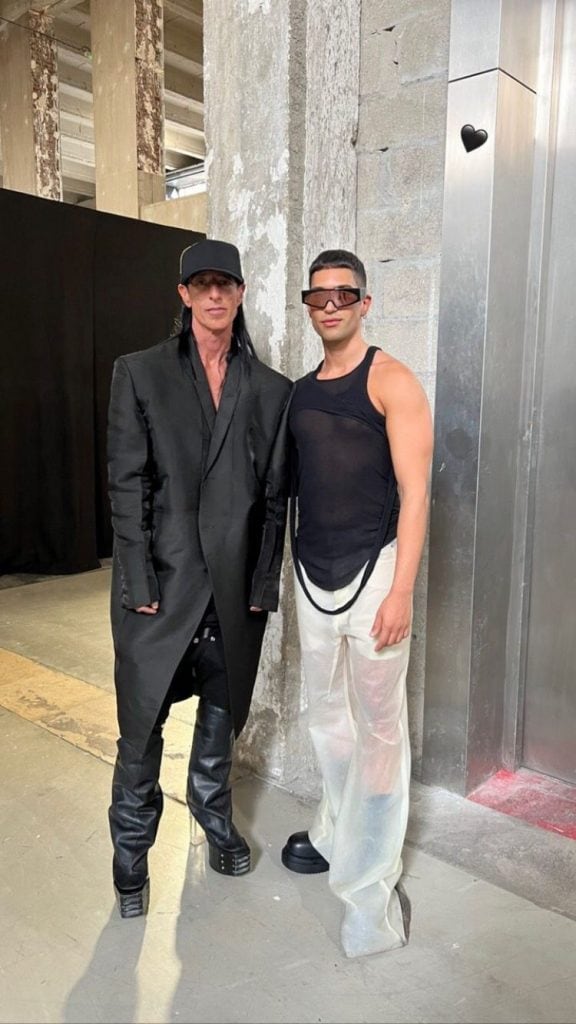 Mahmood è il re delle sfilate parigine: sorprende coi pantaloni ...