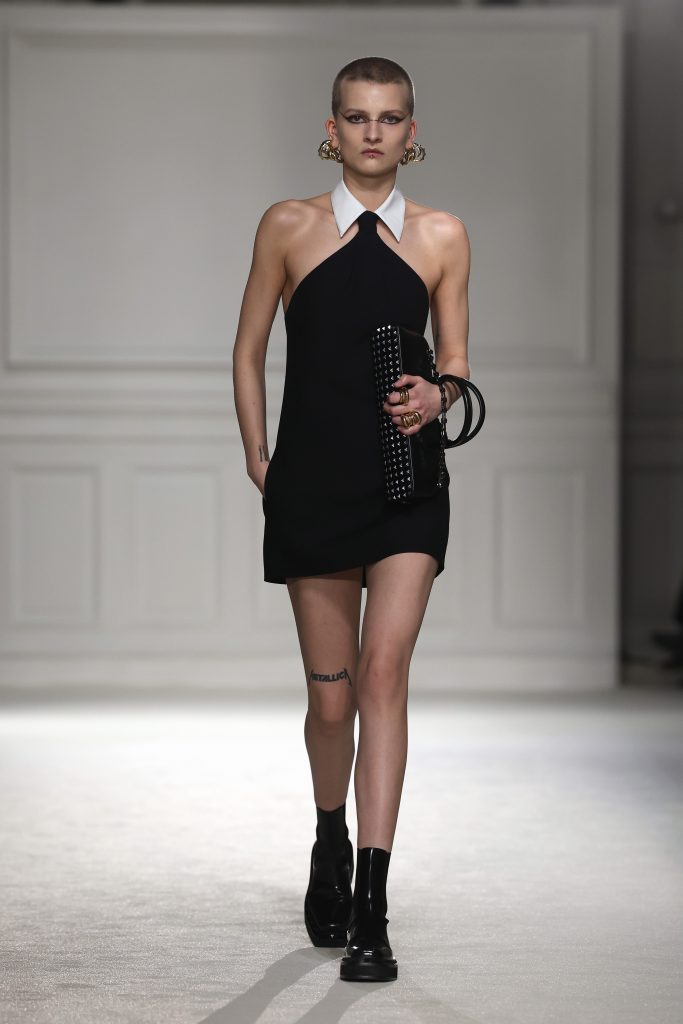 Elodie conquista le sfilate di Milano con l'abito cravatta che lascia ...