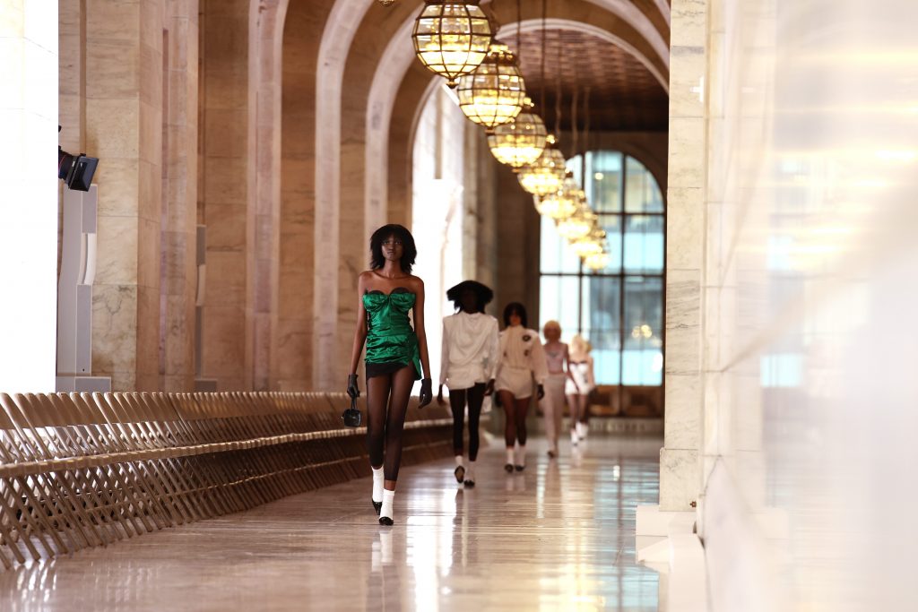 Mahmood a Firenze è icona fashion: dalla tuta di pelle sbuca il top ...