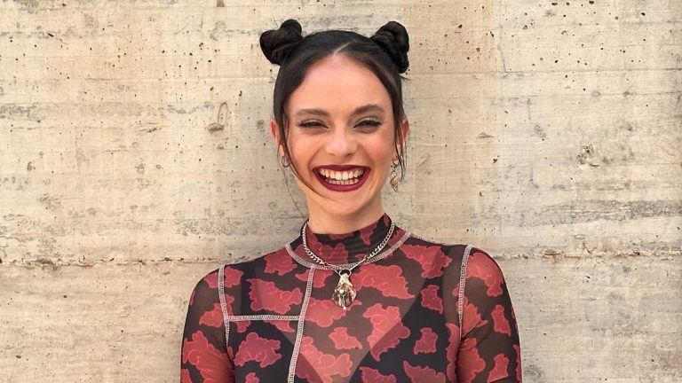 Francesca Michielin con le "mani sui capezzoli": l'originale look per l ...