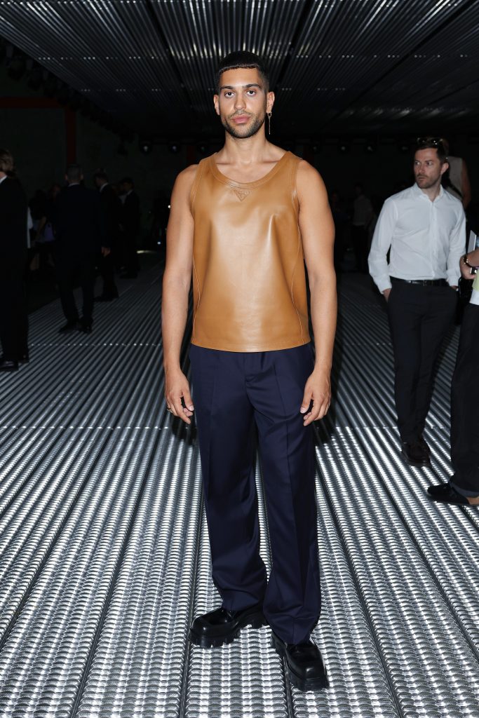Mahmood alle sfilate di Milano con la canottiera in pelle (da quasi ...
