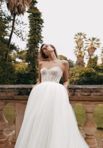 I tre abiti da sposa di Chiara Nasti: velo in pizzo e corsetto per il matrimonio con Mattia Zaccagni