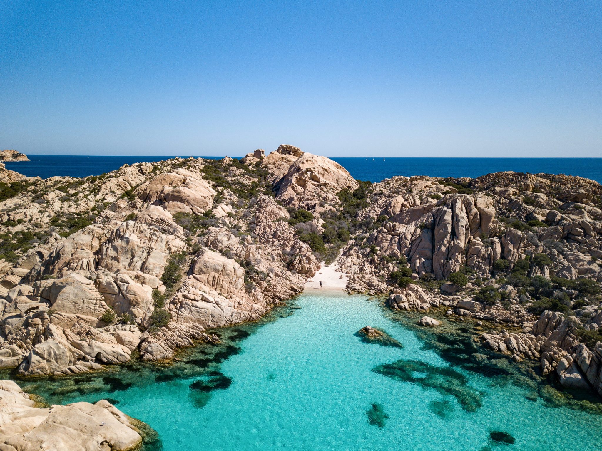 Isola di Caprera: cosa vedere e come raggiungere le spiagge più belle