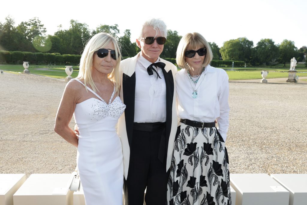 Donatella Versace sostiene gli altri stilisti: vola in Francia per la ...