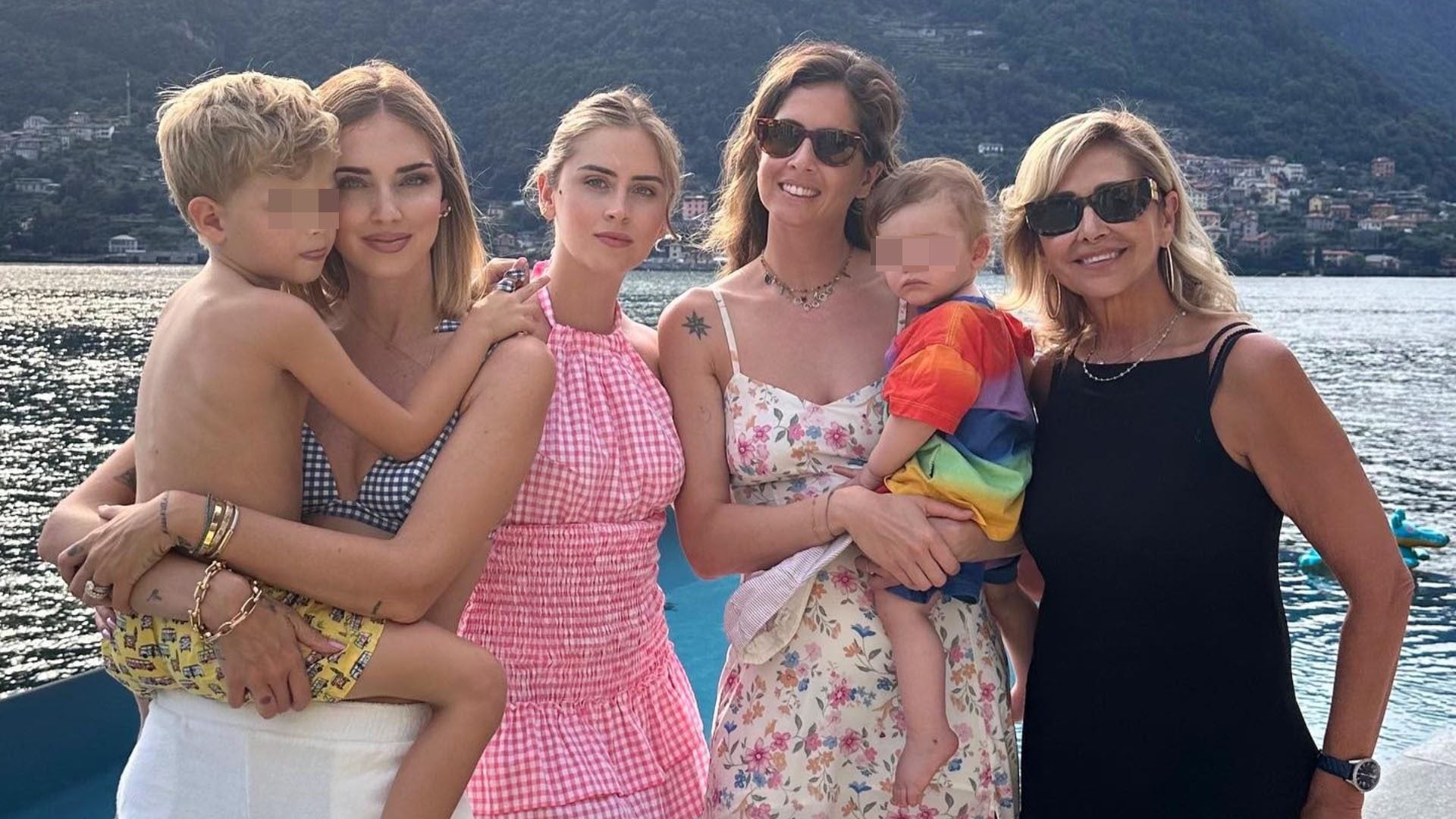 Chiara Ferragni con mamma, sorelle e figli: fiori e stampa vichy per il ...