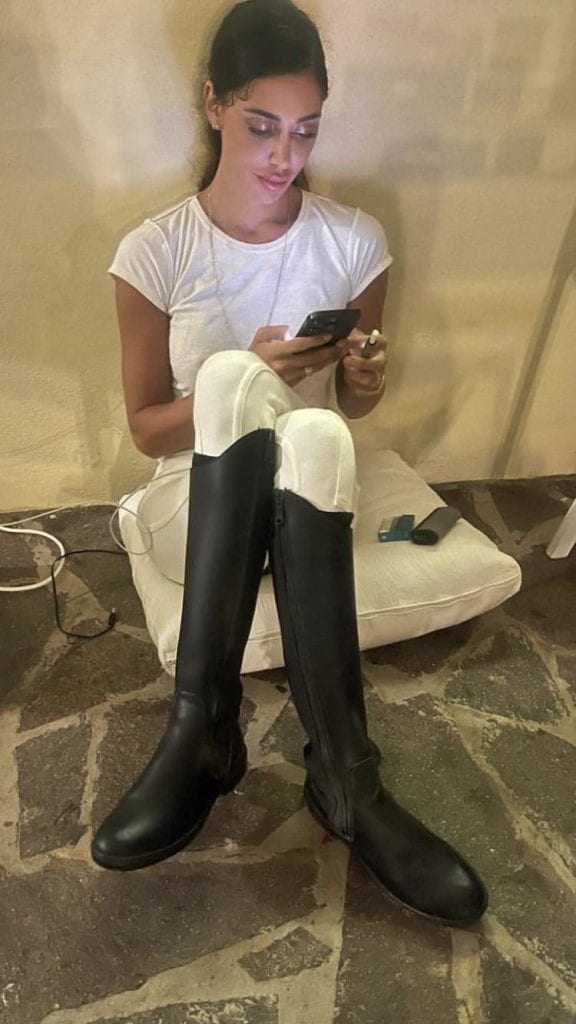 Belén Rodriguez in vacanza diventa cavallerizza: passeggiata a cavallo ...